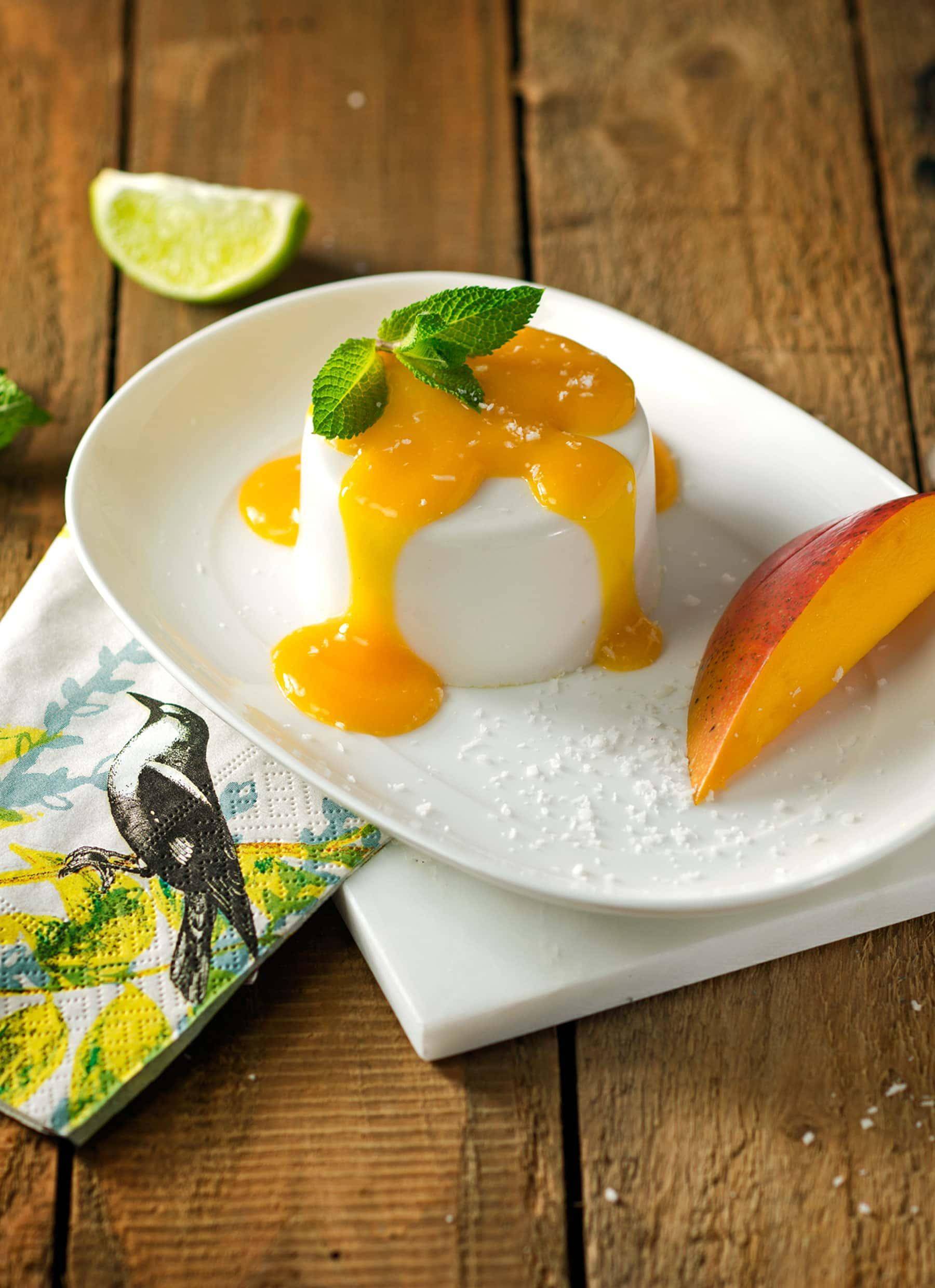 Vegane Kokos Panna Cotta mit Mangopüree Rezept | Happy Plates