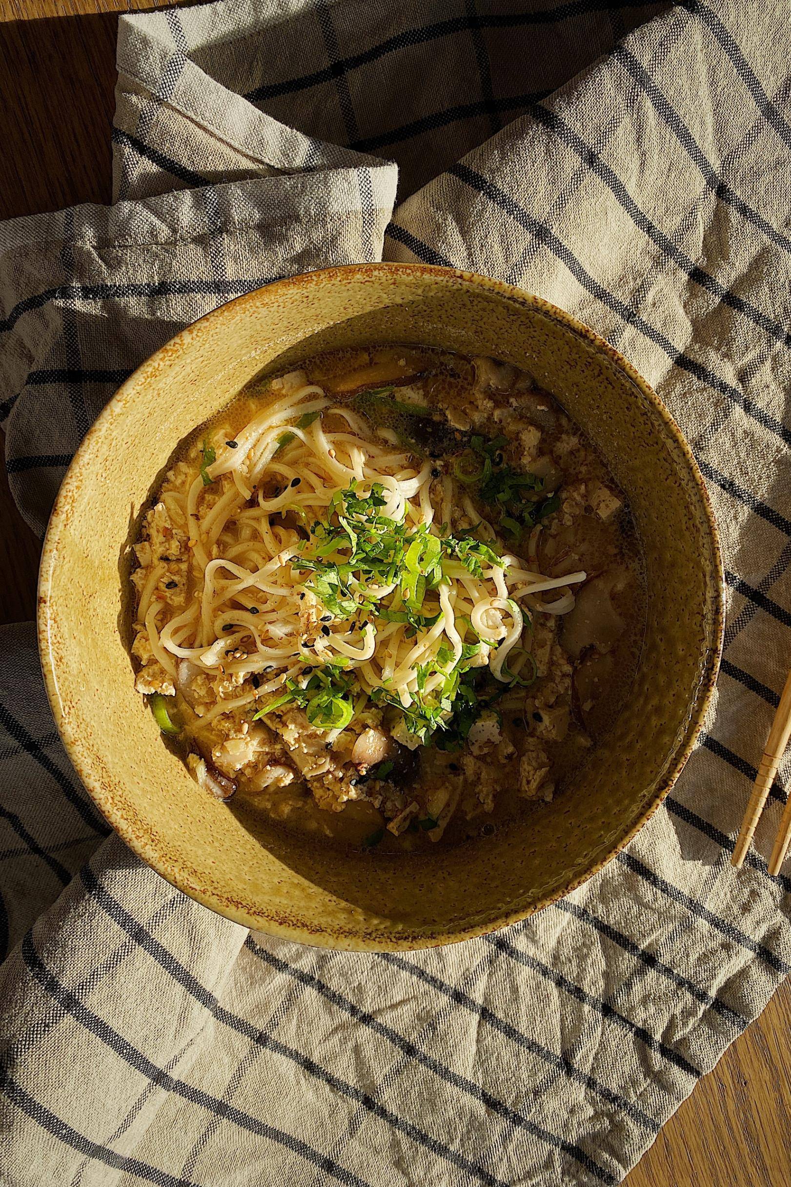 Peanut-Shiitake Ramen Rezept | Happy Plates