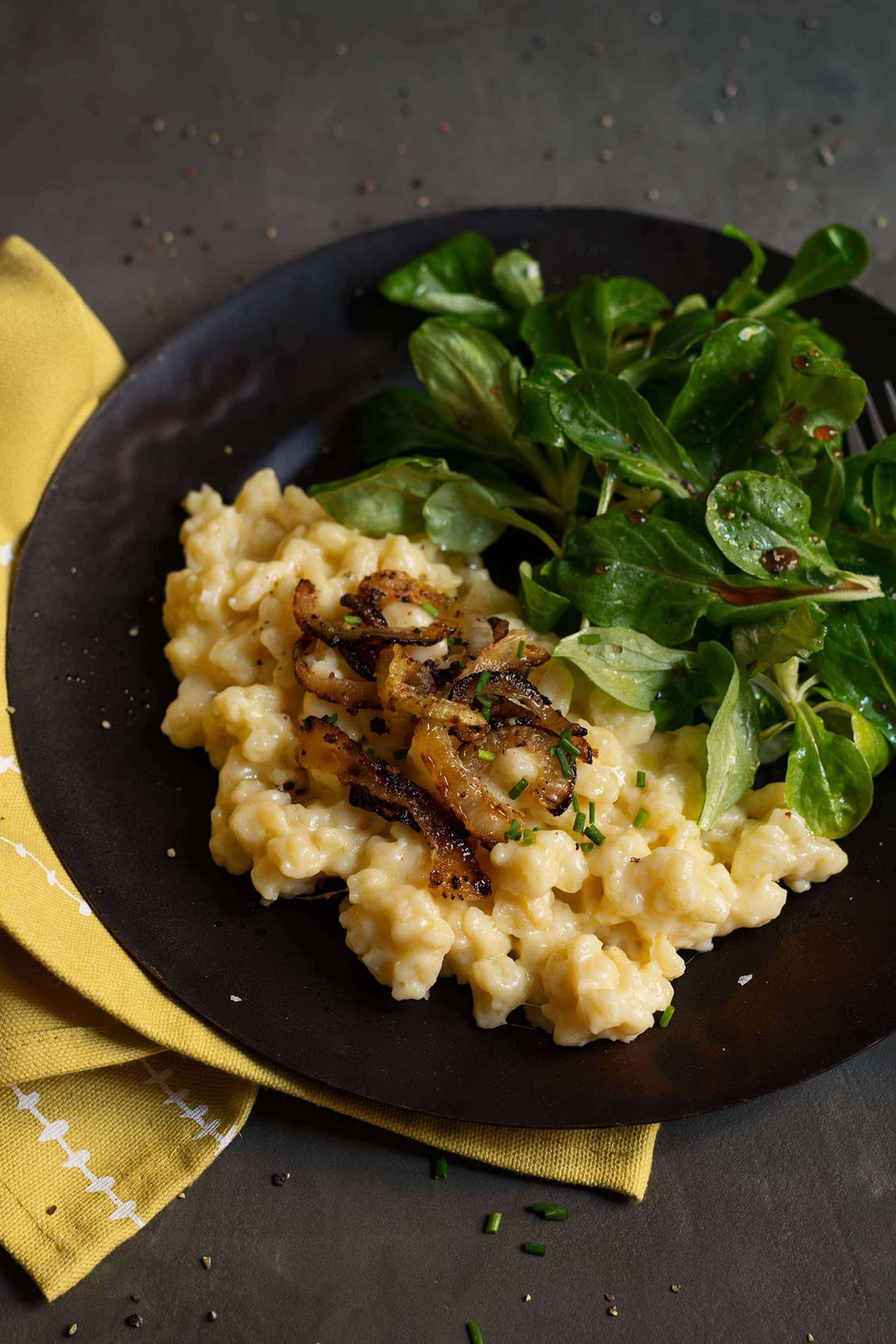 Vorarlberger Käsknöpfle mit Vogerlsalat Rezept | Happy Plates