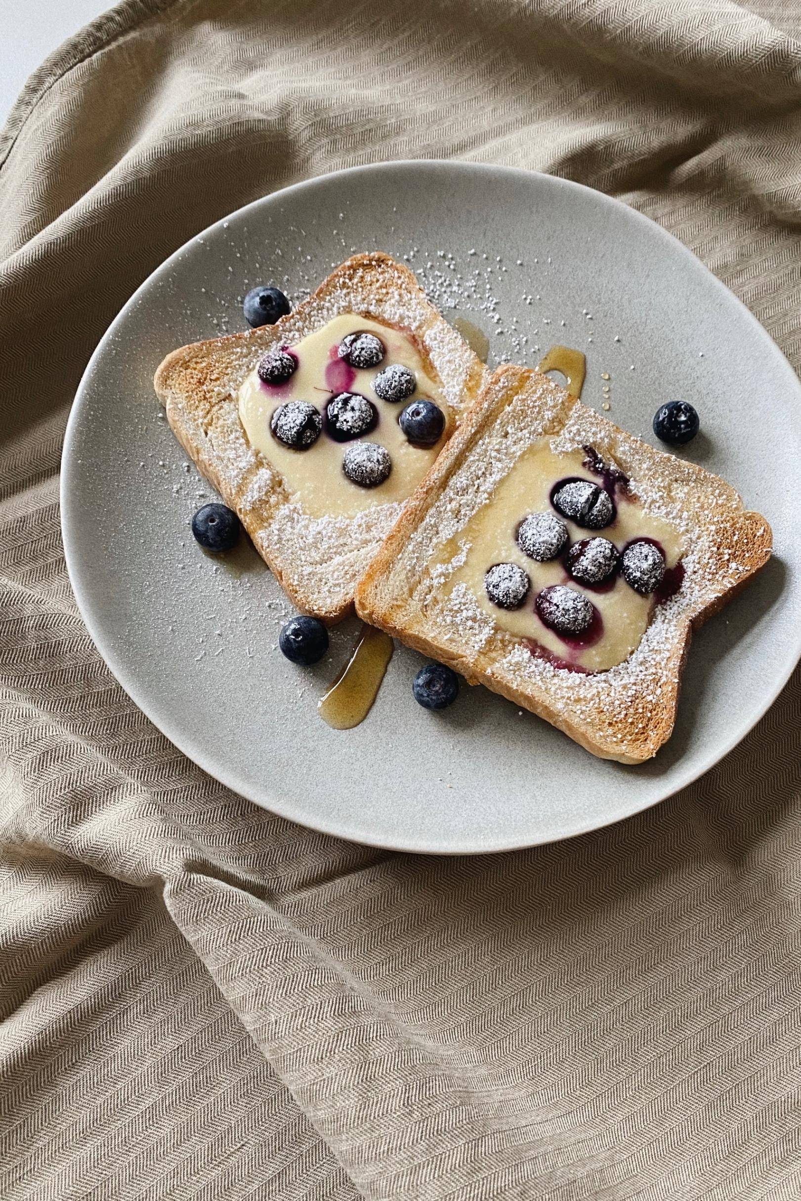 Custard Toast mit Blaubeeren Rezept | Happy Plates