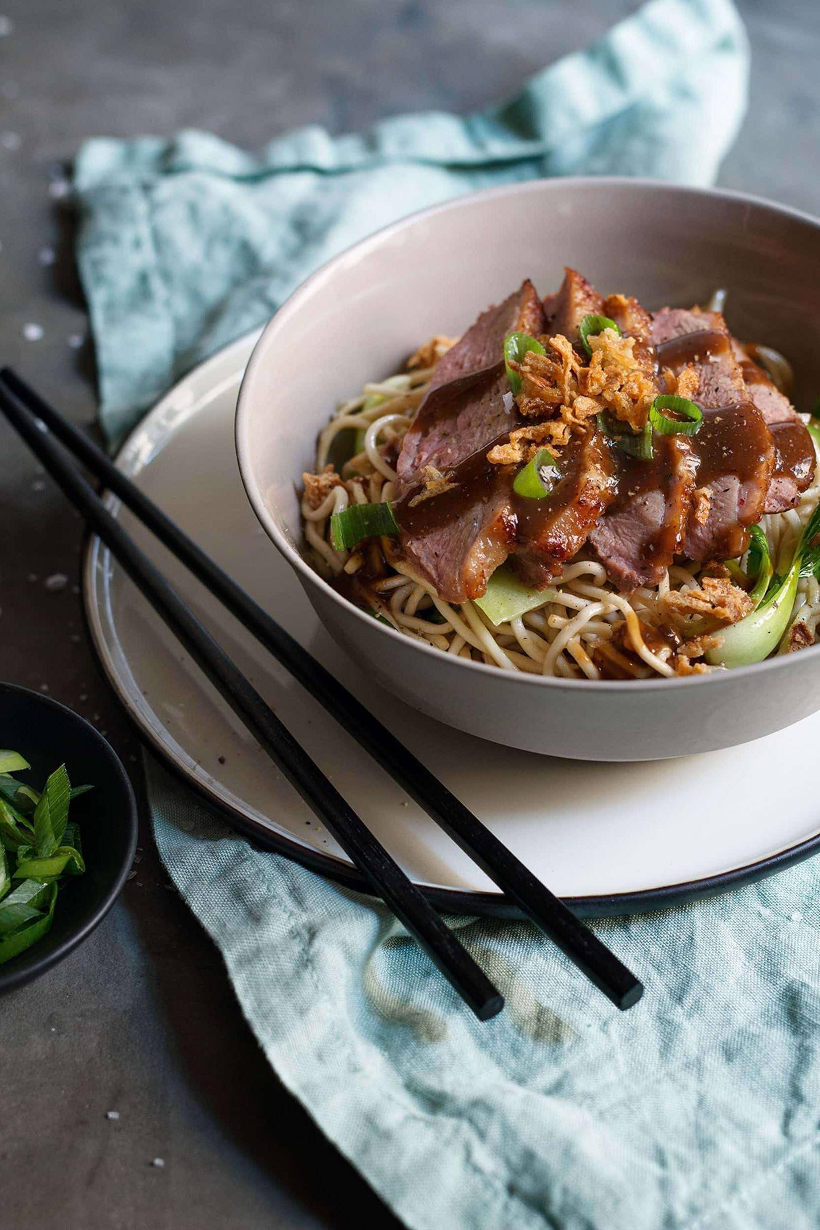 Crispy Duck mit Miso-Pflaumen-Sauce Rezept | Happy Plates