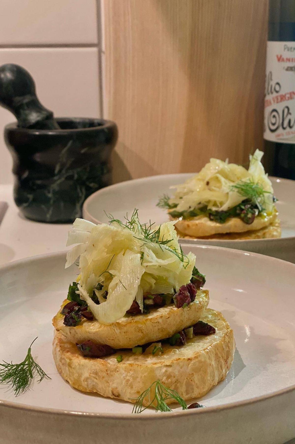 Sellerie-Steaks mit Oliven-Kräuter-Tapenade und Fenchelsalat Rezept ...